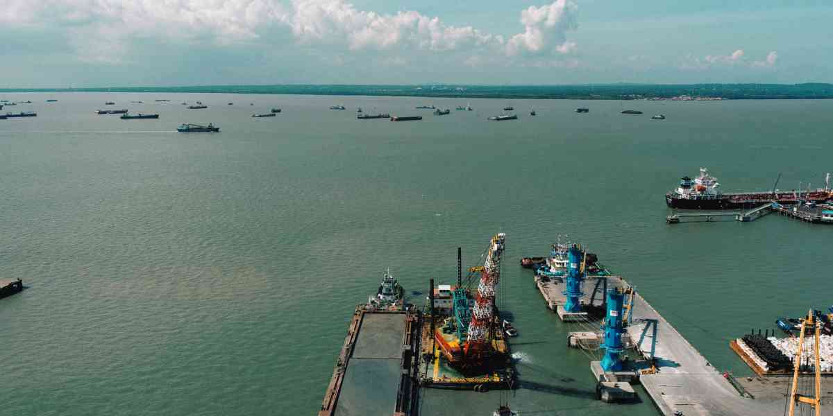 Project Pengerukan Pemeliharaan Kolam Dermaga Talud Tegak Pelabuhan ...